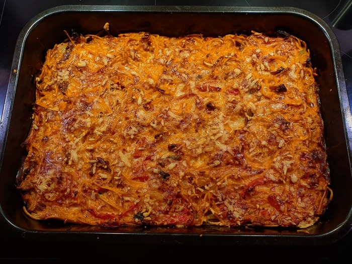 Spaghetti gratin with cheese, sun-dried tomatoes and white cabbage